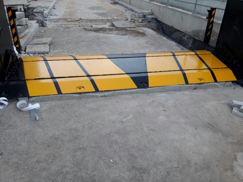 Surface Mounted Hydraulic Road Blocker - Madoors